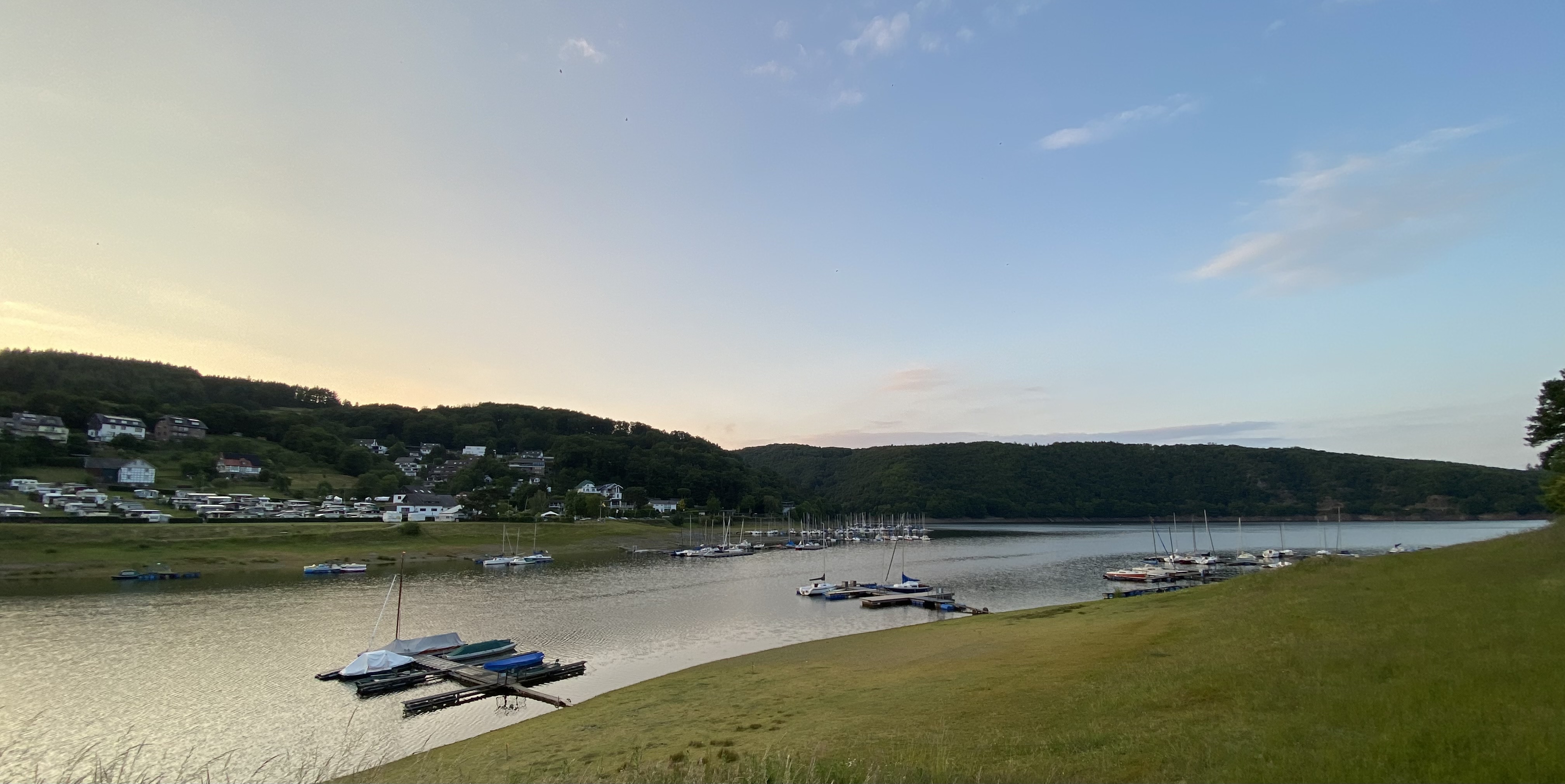 Wandern auf dem Dorfrundgang Woffelsbach im Monschauer Land am Rursee